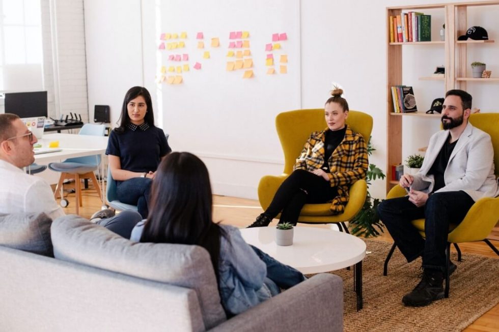 Escucha activa y empática para profesionales - DEO Consultores